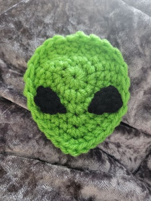 How to Crochet an Alien Applique- Step by Step Tutorial – Yarn and Fabric