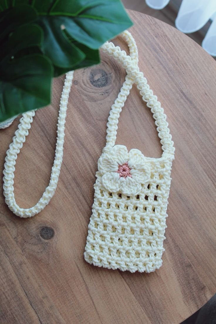 Crocheted cell phone pouch with flowers – Yarn and Fabric